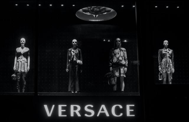 Tout savoir sur l'histoire de Versace et son évolution
