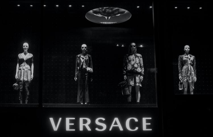 Tout savoir sur l'histoire de Versace et son évolution