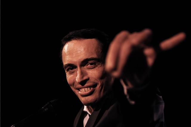 L’âme de Jacques Brel retrouvée : Arnaud Askoy sur scène, entre hommage ...