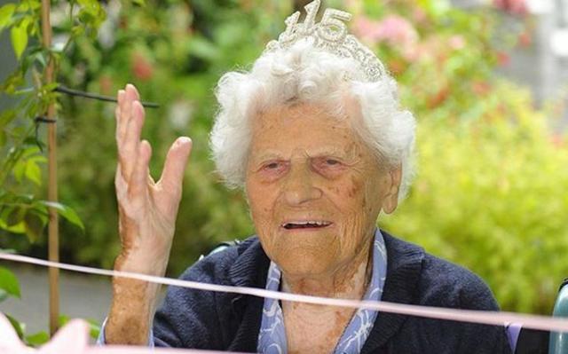 Ethel Caterham, 115 ans, devient la nouvelle doyenne de l’humanité