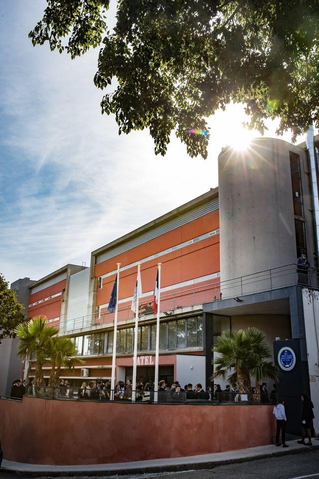 Étudier le management hôtelier à Nîmes avec Vatel, 1re école hôtelière ...