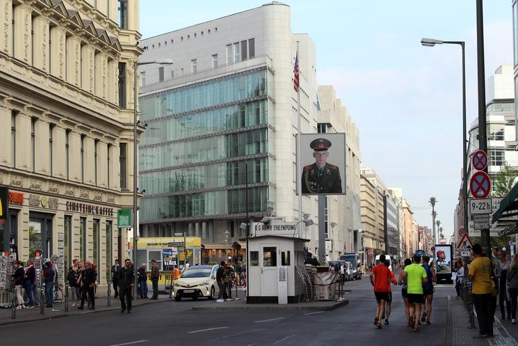 Checkpoint Charlie : retour sur l’histoire du poste-frontière emblématique
